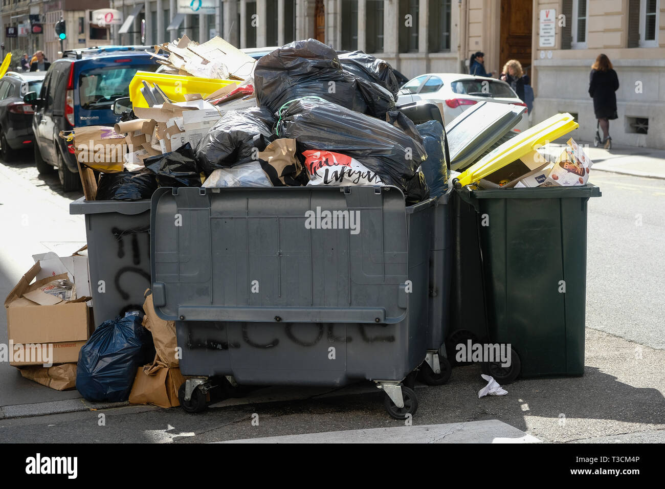 Full bins on the sidewalks of the city of Lyon during the garbage ...