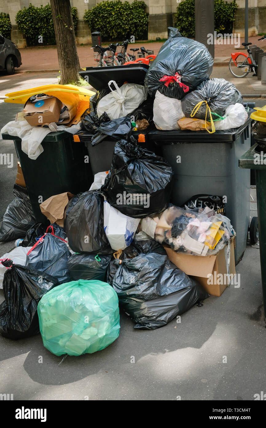 Full bins on the sidewalks of the city of Lyon during the garbage ...