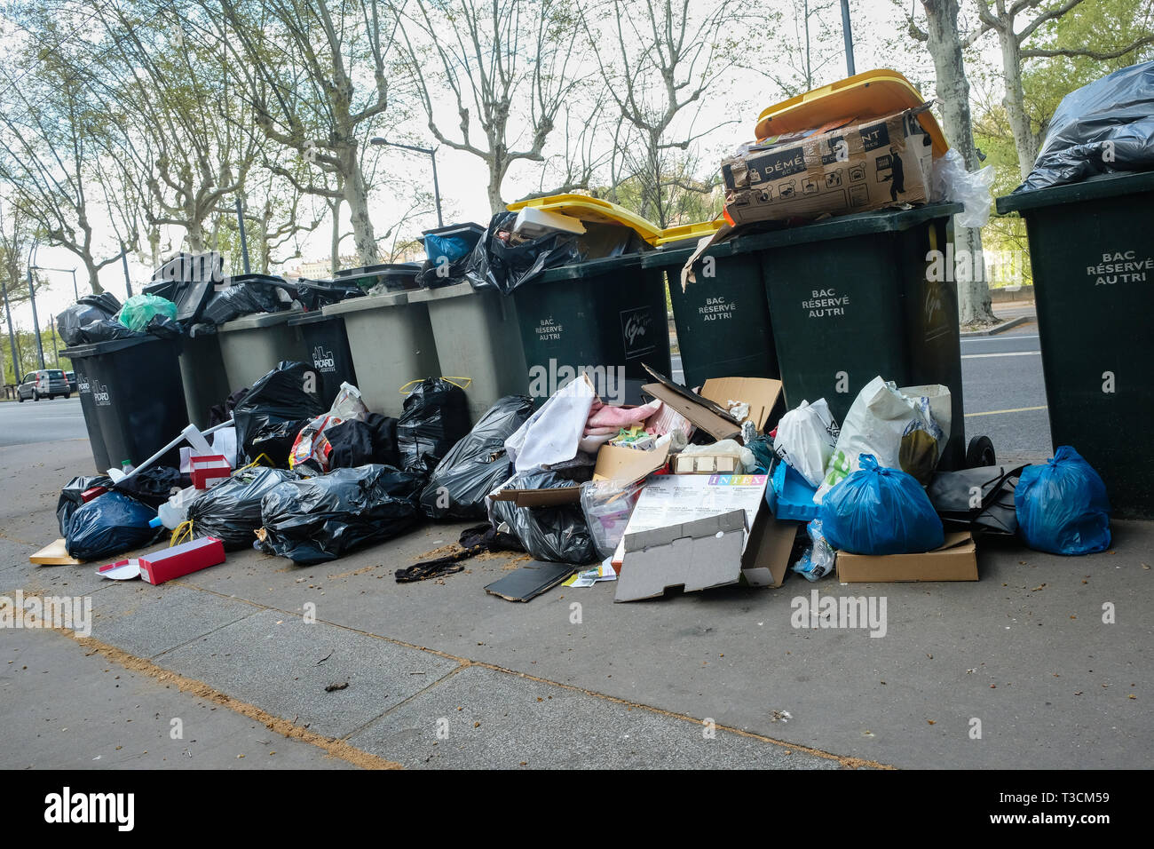 Full bins on the sidewalks of the city of Lyon during the garbage ...