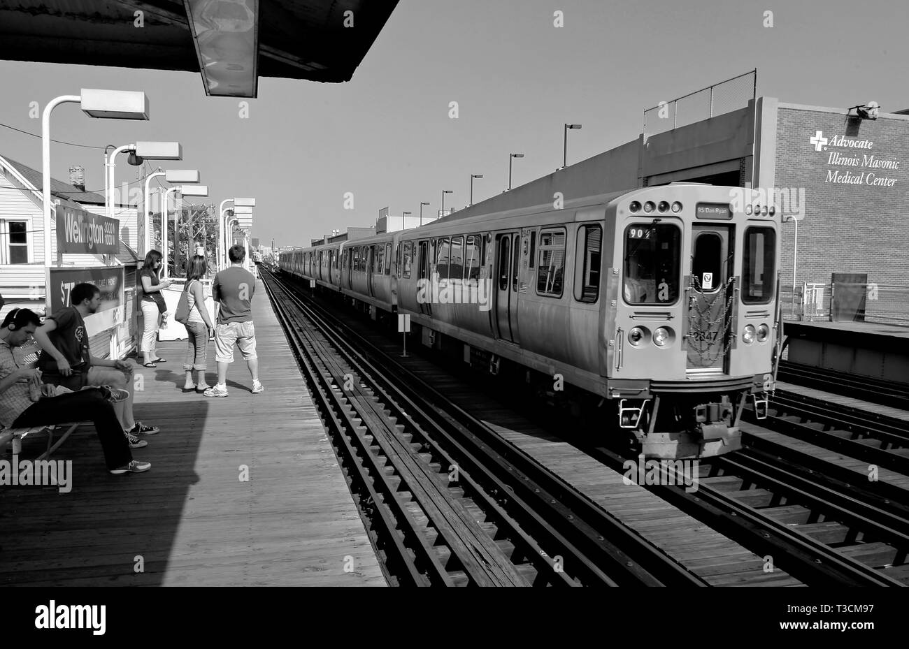 Daily life in the city of Chicago, USA. People walk under The Loop ...