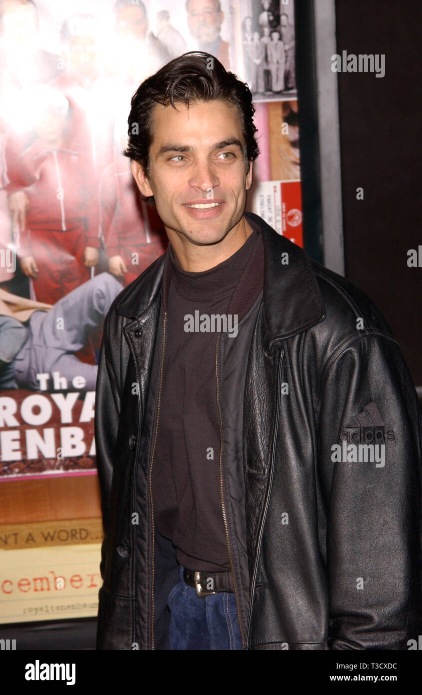 LOS ANGELES, CA. December 06, 2001: Actor JOHNATHON SCHAECH at the ...