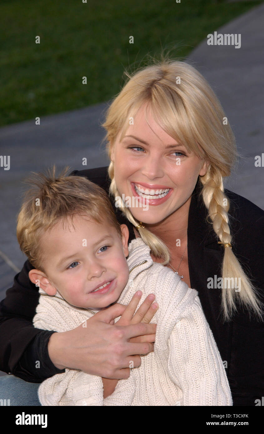 LOS ANGELES, CA. December 09, 2001: Actress GENA LEE NOLIN & son ...