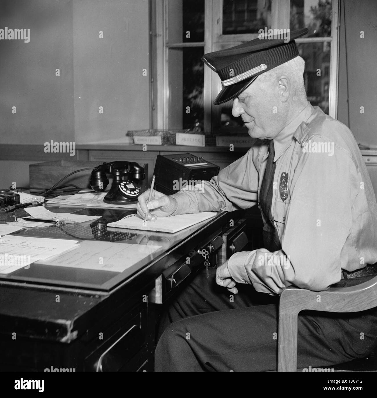 1930s justice building guards hi-res stock photography and images - Alamy