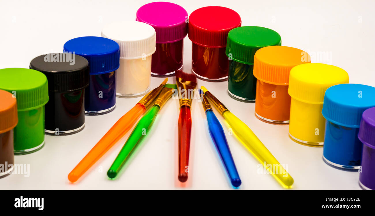 Artist painting kit showing vibrant colors Stock Photo - Alamy