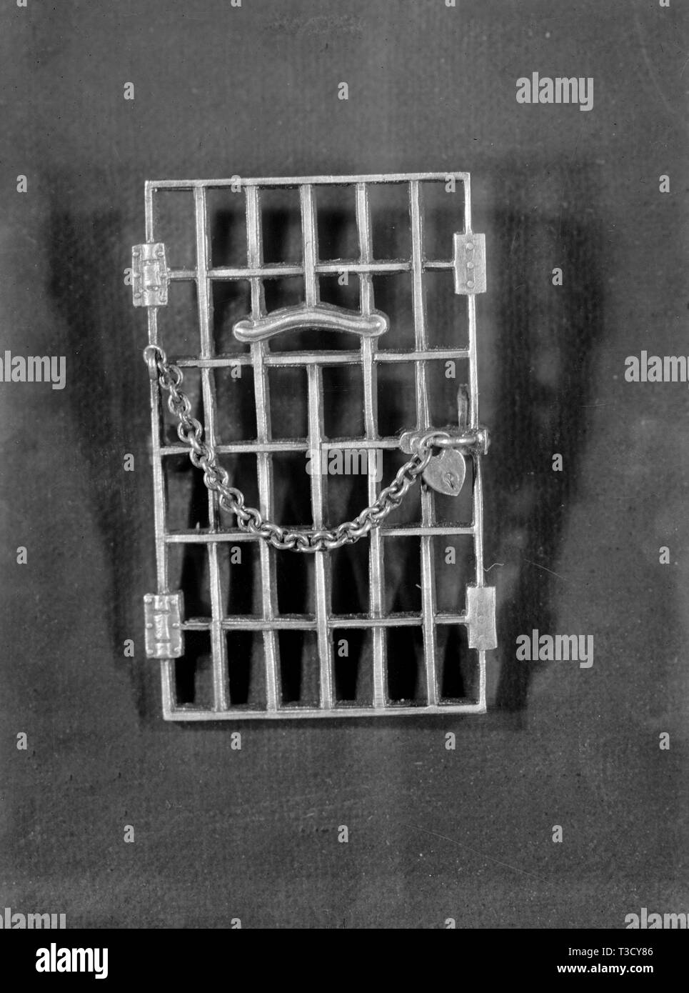 Woman Suffrage Movement - Jail pin ca. 1917 Stock Photo - Alamy