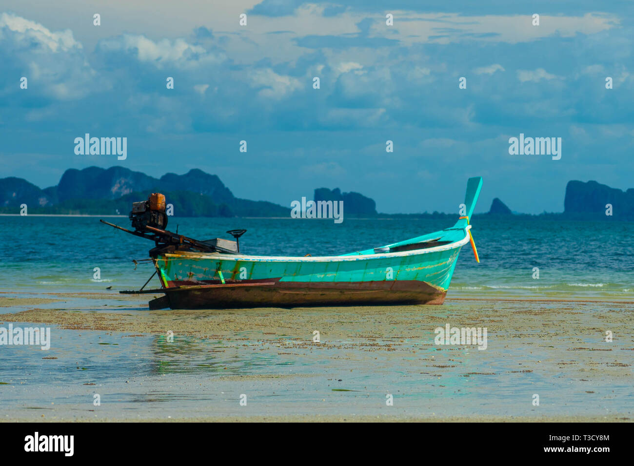 Thai longboat hi-res stock photography and images - Alamy