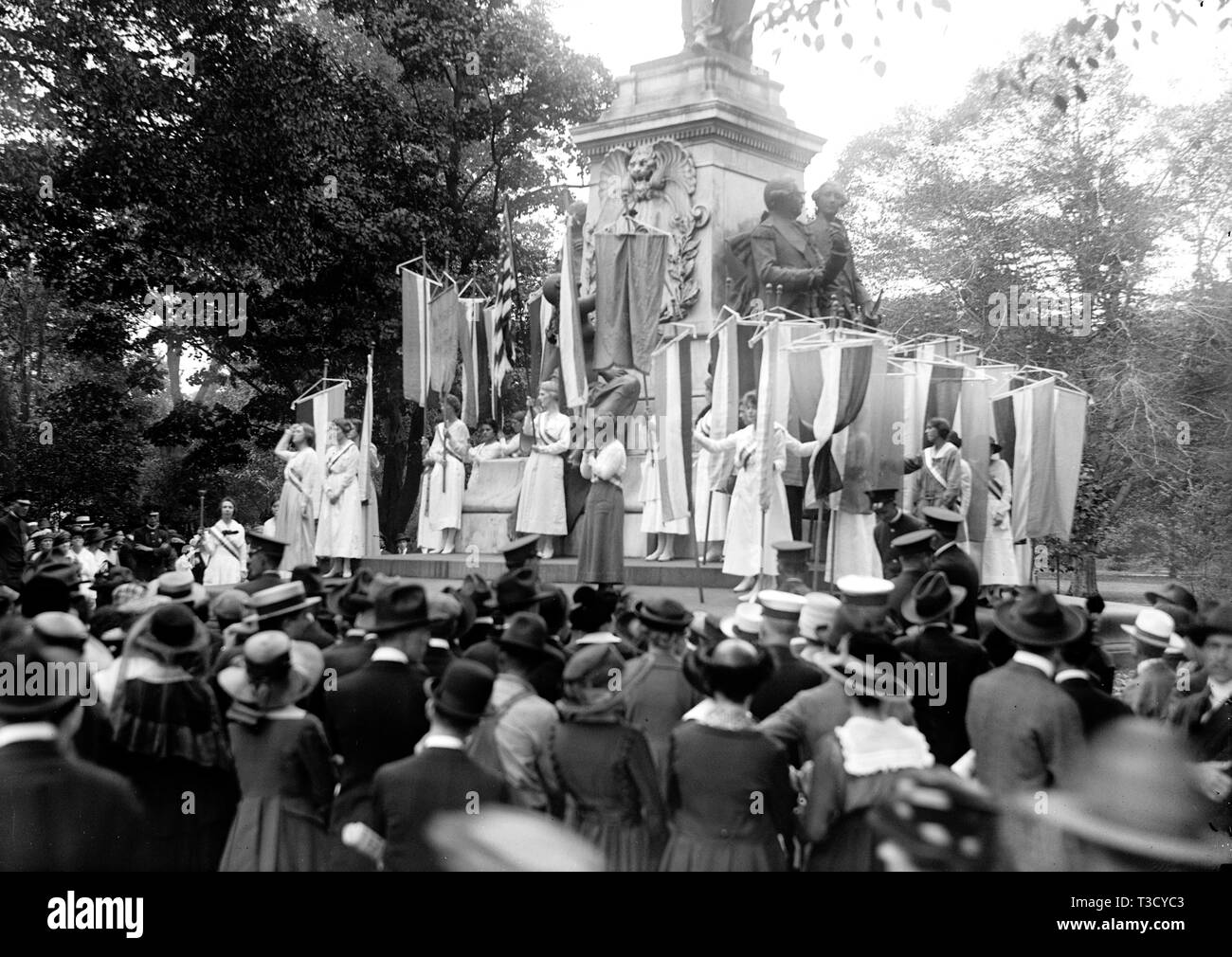 Woman Suffrage Movement - Suffragettes with banners in Washington D.C ...