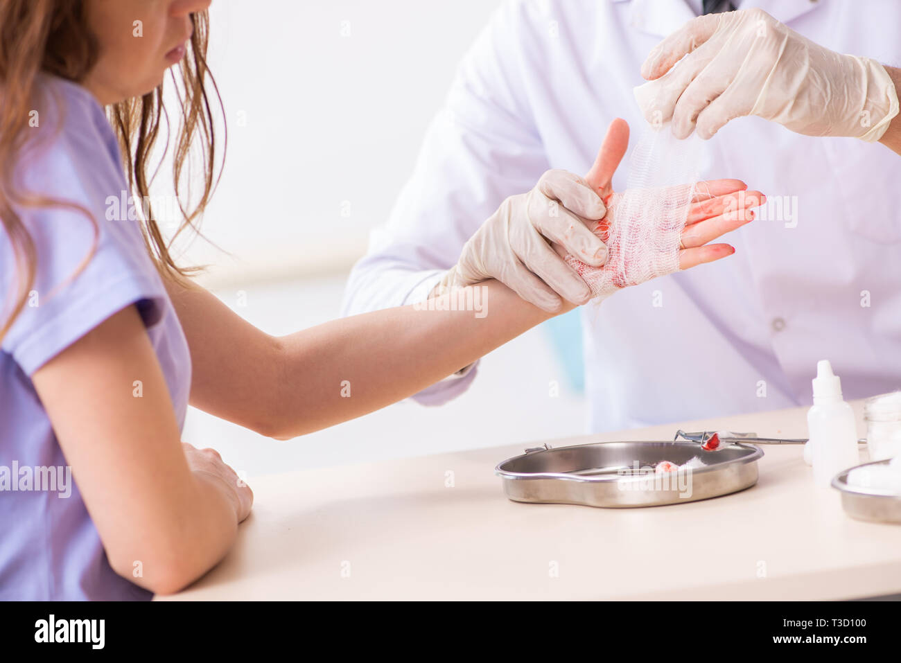 Hand injured woman visiting doctor traumatologist Stock Photo - Alamy