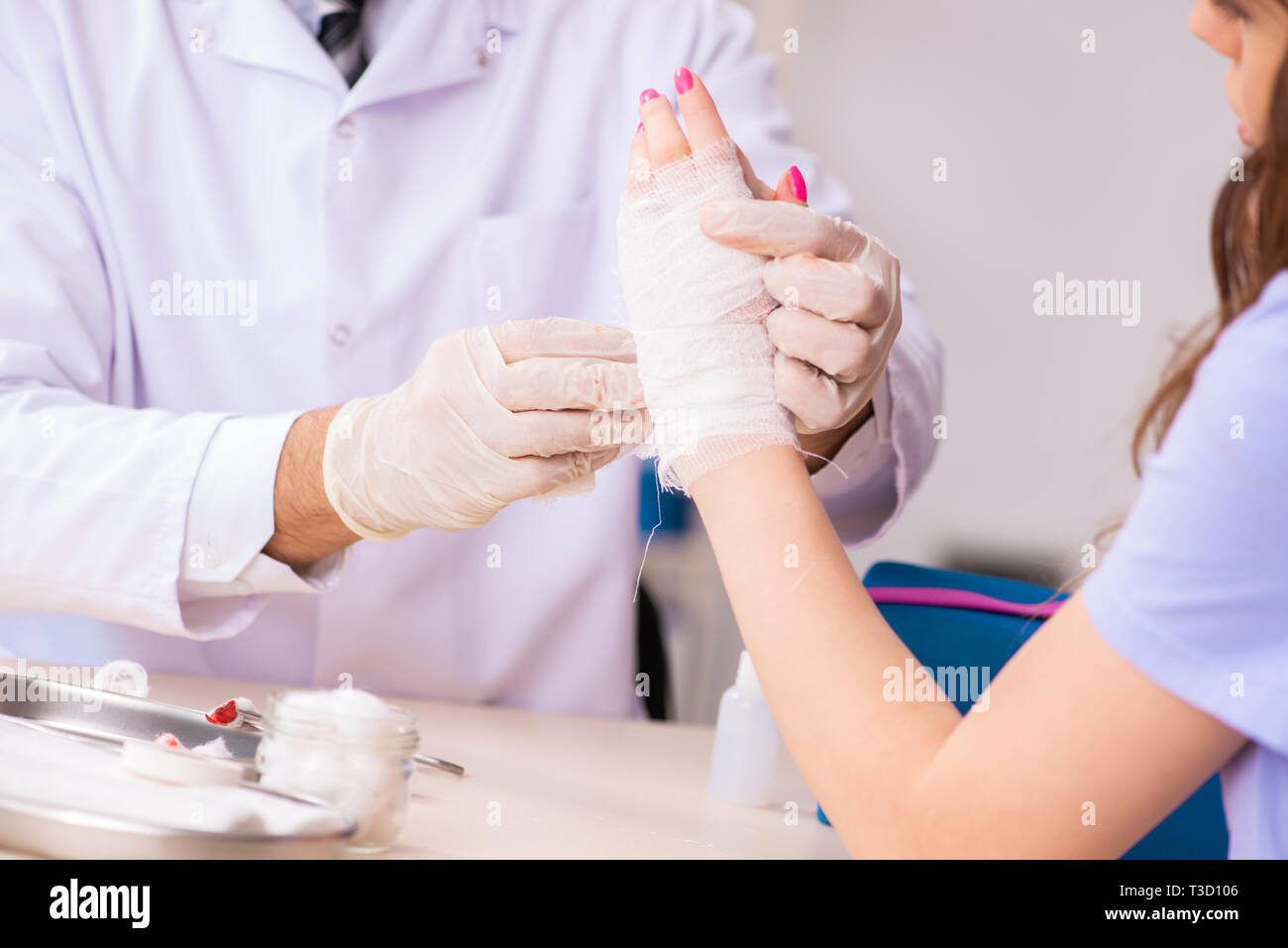 Hand injured woman visiting doctor traumatologist Stock Photo - Alamy