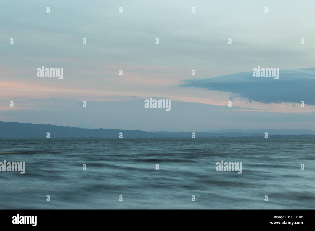 Beautiful waves on lake hi-res stock photography and images - Alamy