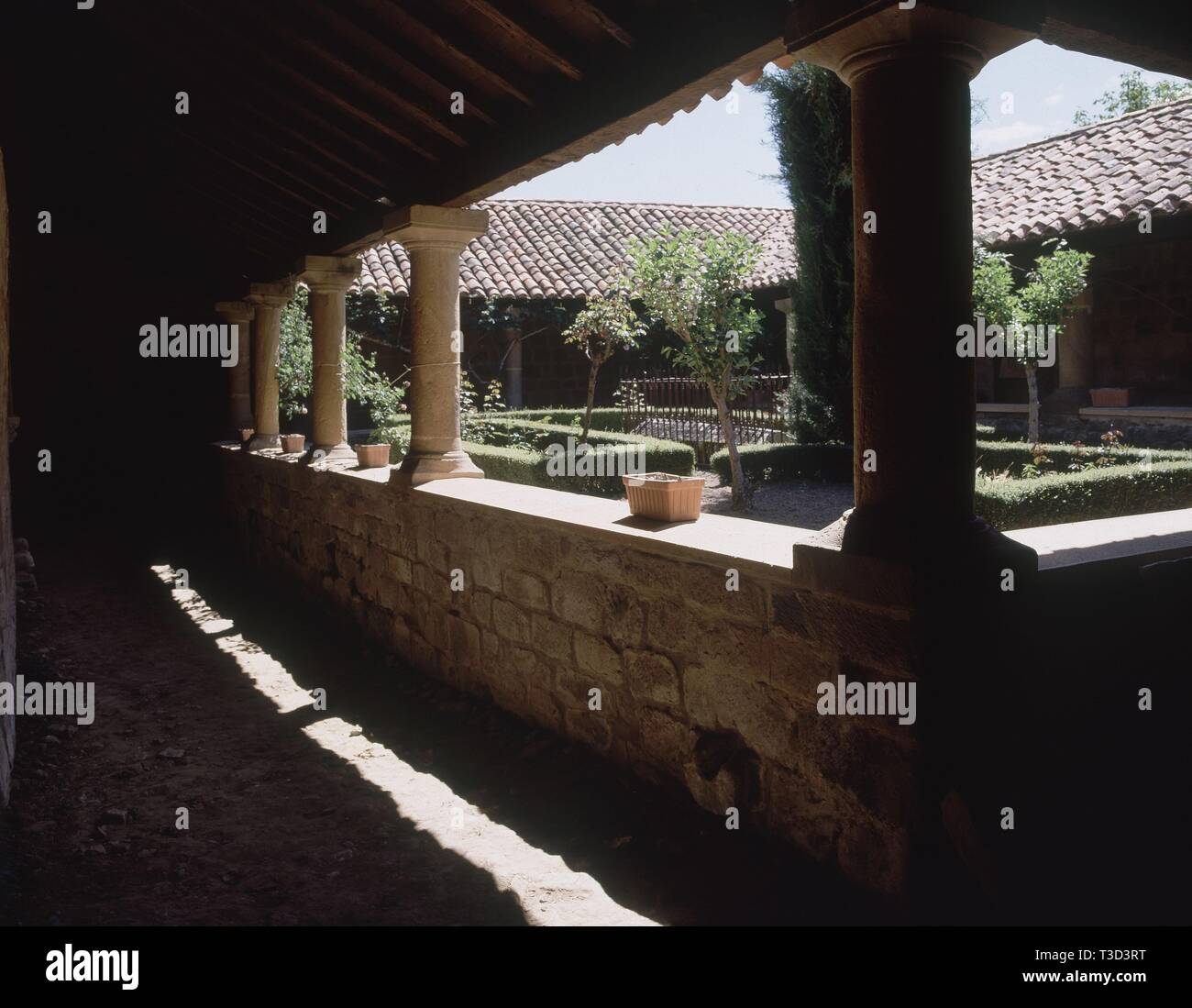 Claustro colegiata hi-res stock photography and images - Alamy