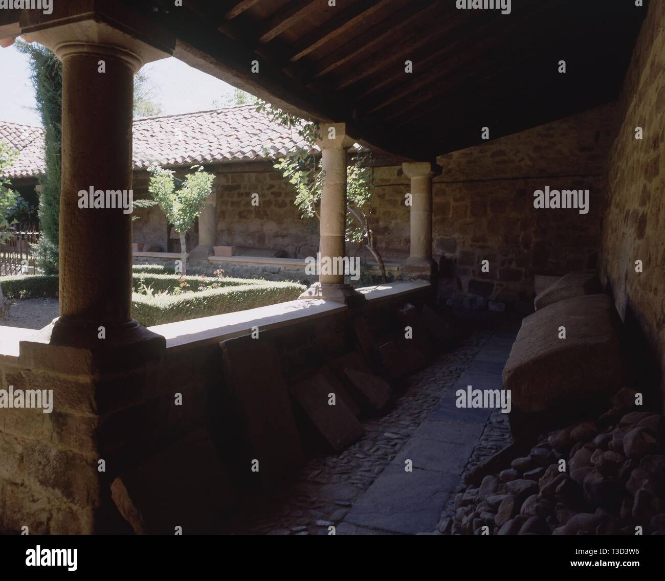 INTERIOR - CLAUSTRO - S XII - RESTAURADO. Location: COLEGIATA DE SAN ...