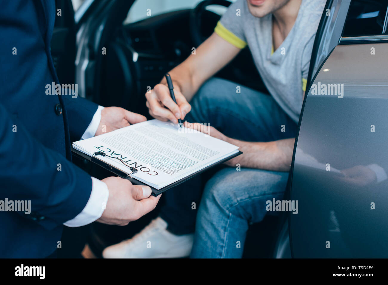 Two hands signing paper hi-res stock photography and images - Alamy