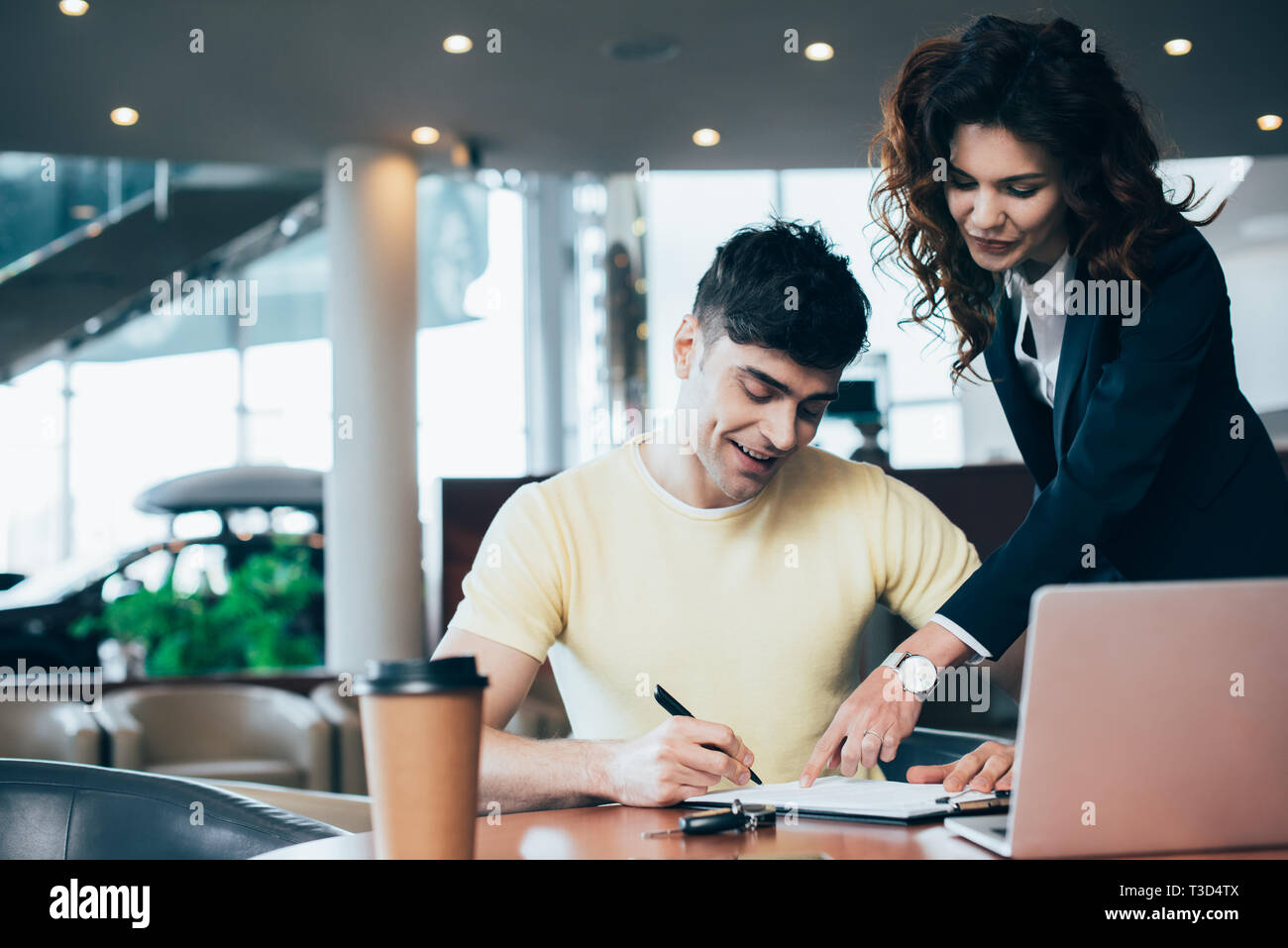 Signing paper hi-res stock photography and images - Alamy