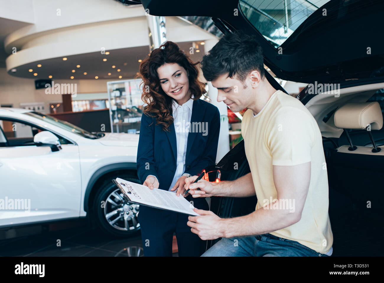 Man signing document hi-res stock photography and images - Alamy