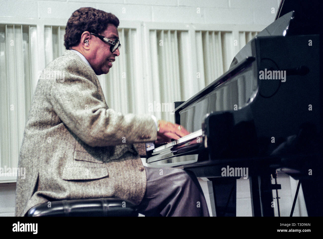 Jazz Pianist Billy Taylor teaches a music class and plays the piano ...