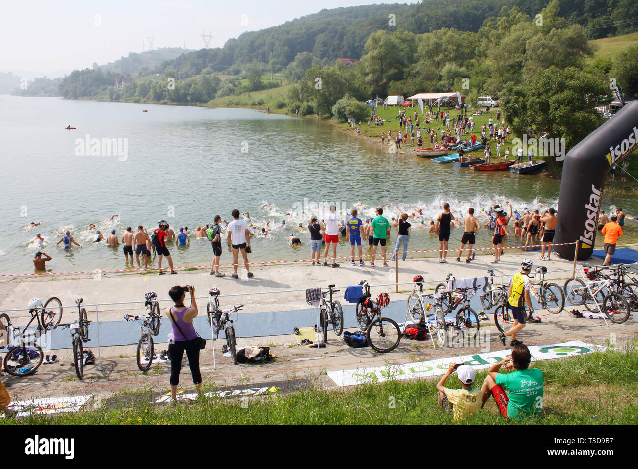 Triathlon swim starts with crowd going into lake hi-res stock ...