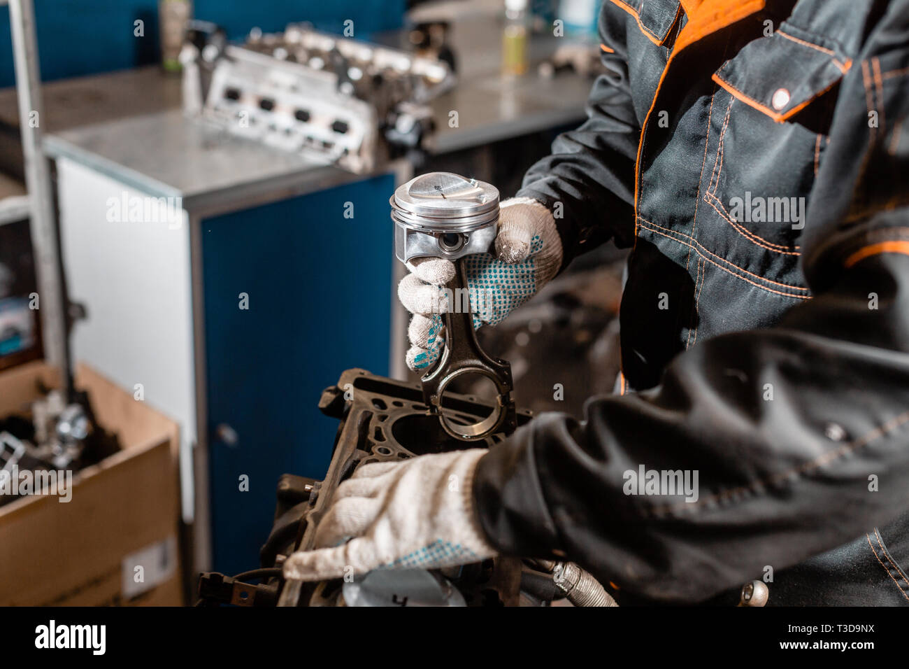 Close-up Car mechanic holding a new piston for the engine, overhaul ...