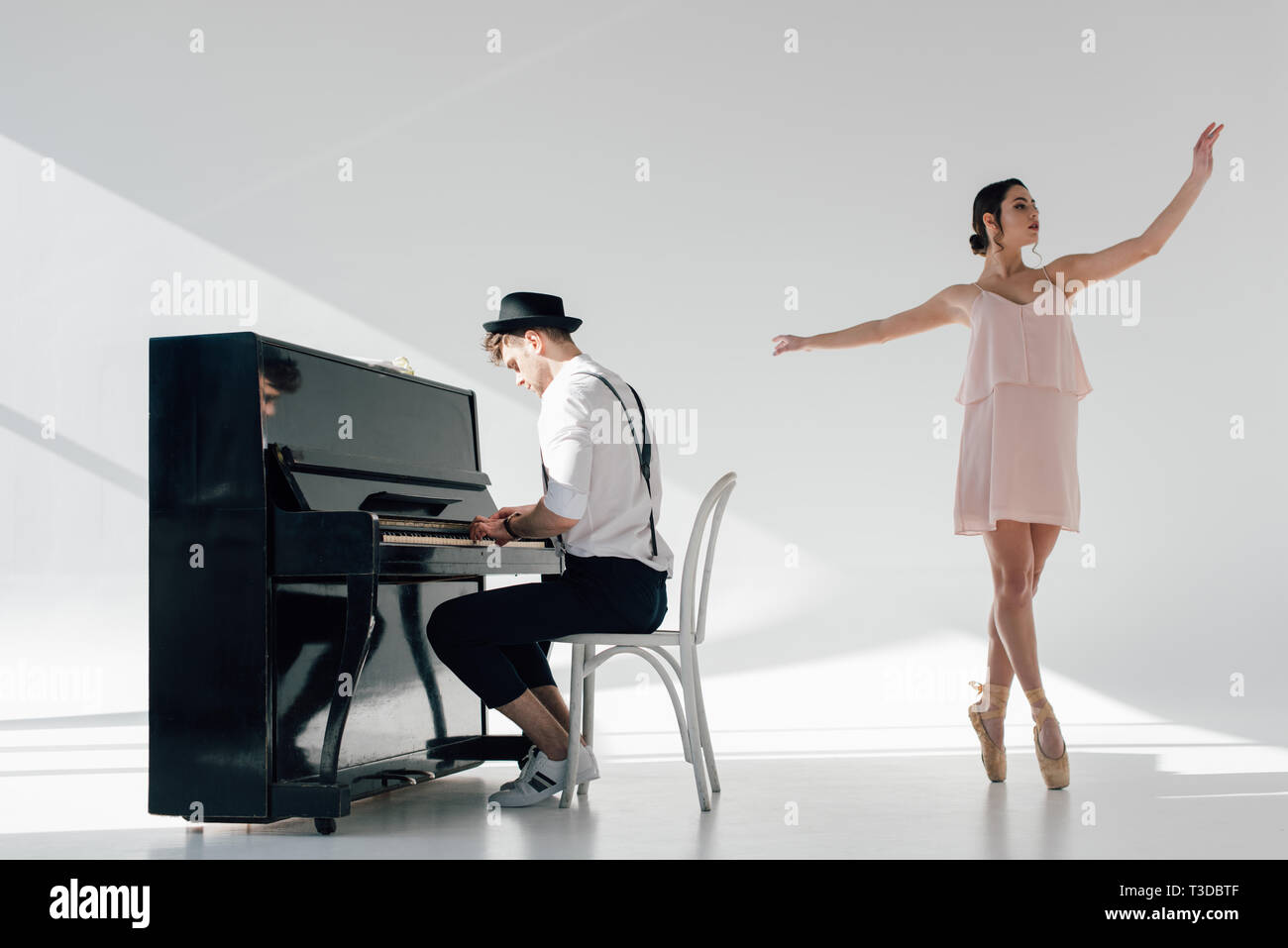 Piano man woman hi-res stock photography and images - Alamy