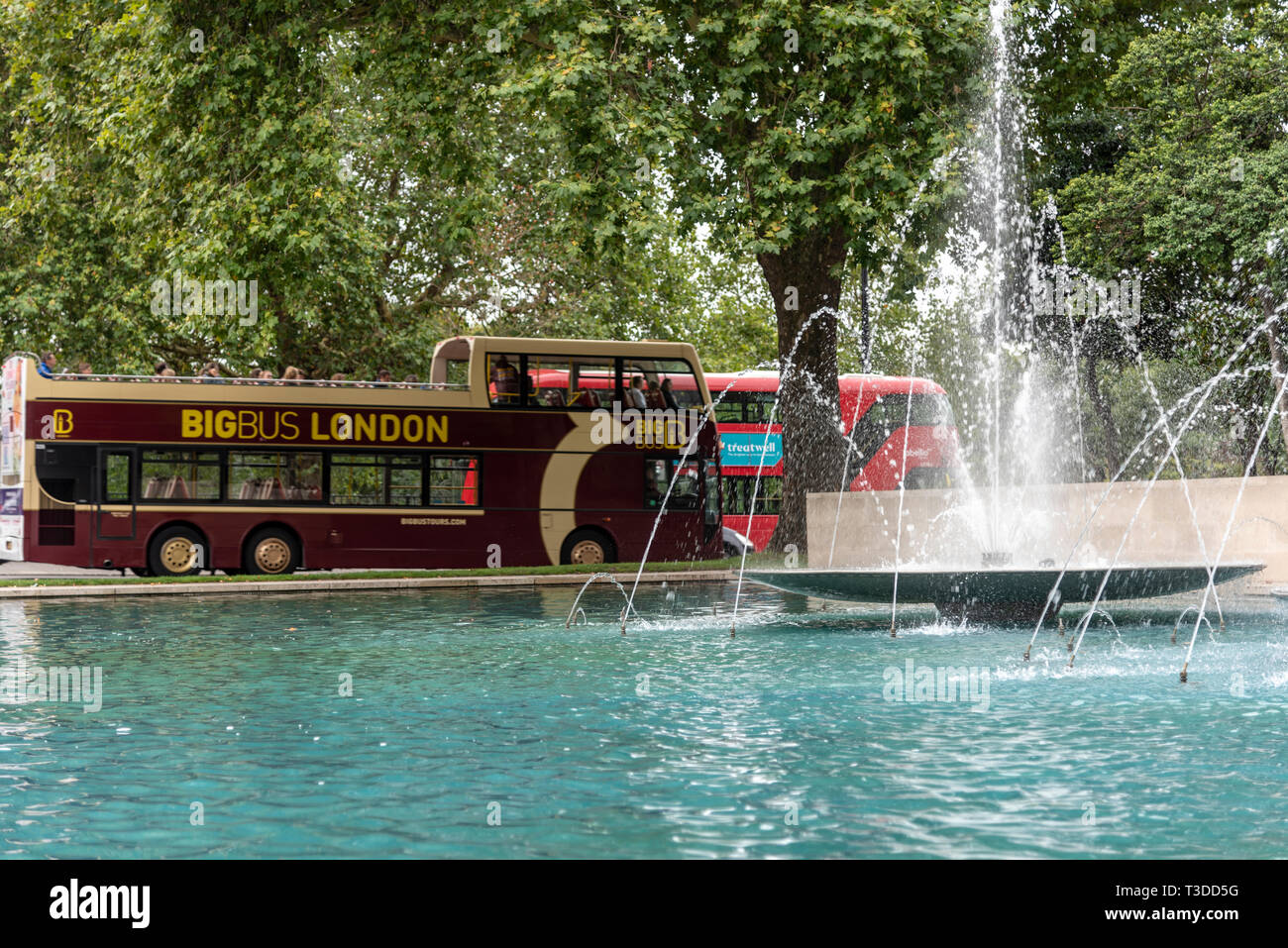 Big bus london hi-res stock photography and images - Alamy