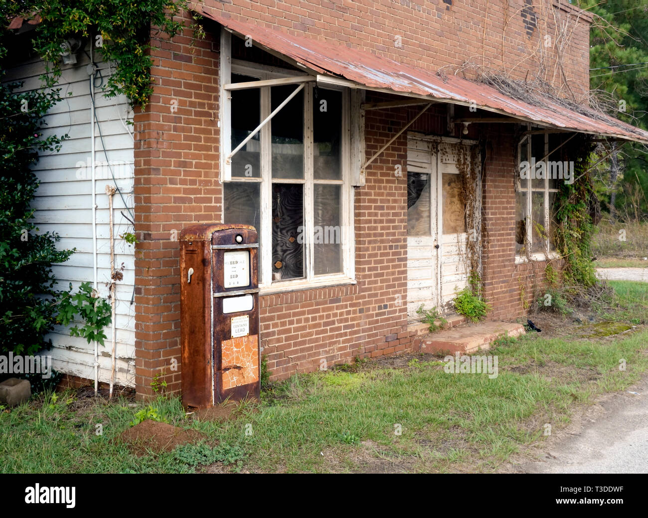 Abandoned gas pump station hi-res stock photography and images - Alamy