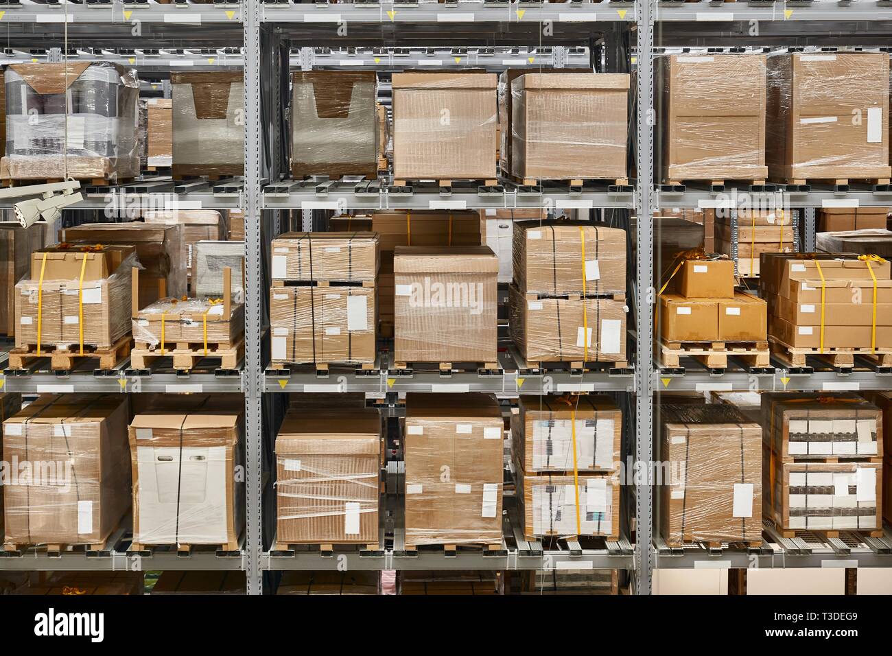 Retail warehouse full shelves hi-res stock photography and images - Alamy