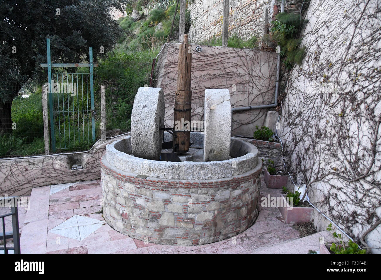 Animal powered double millstone hi-res stock photography and images - Alamy