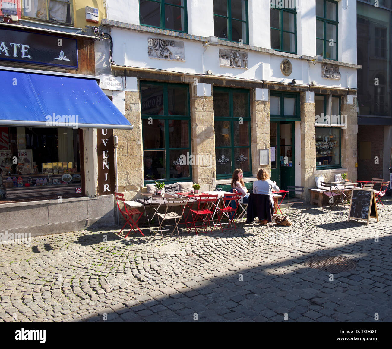 Pavement cafe hi-res stock photography and images - Alamy