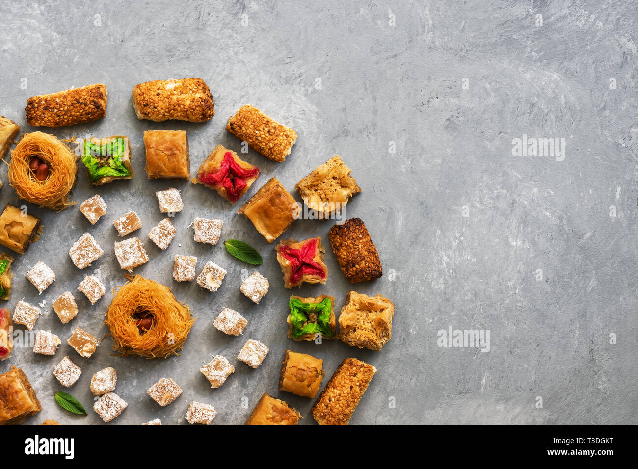 Middle eastern sweets hi-res stock photography and images - Alamy