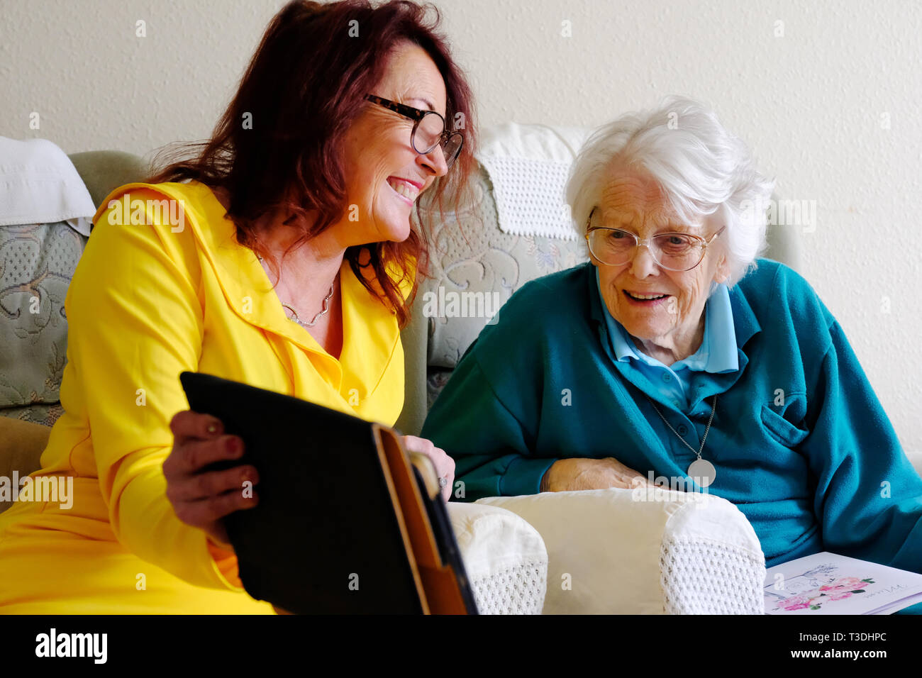 Old people ipad hi-res stock photography and images - Alamy