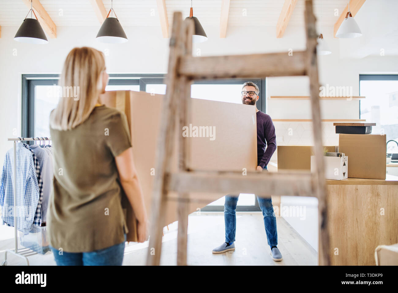 Mature couple holding moving hi-res stock photography and images - Alamy