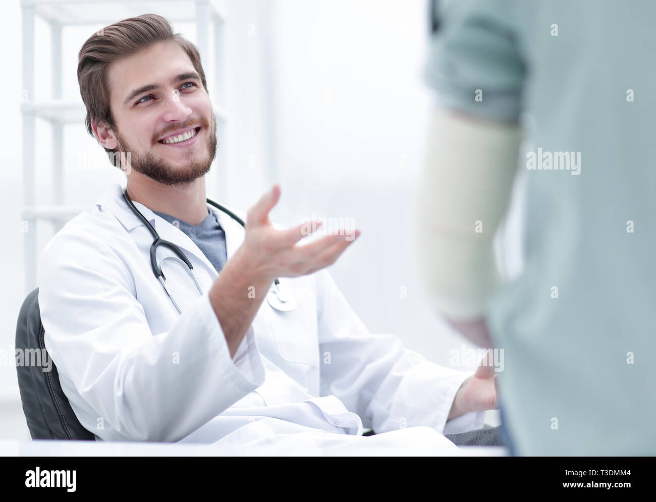 confident doctor explaining the patient's diagnosis Stock Photo - Alamy