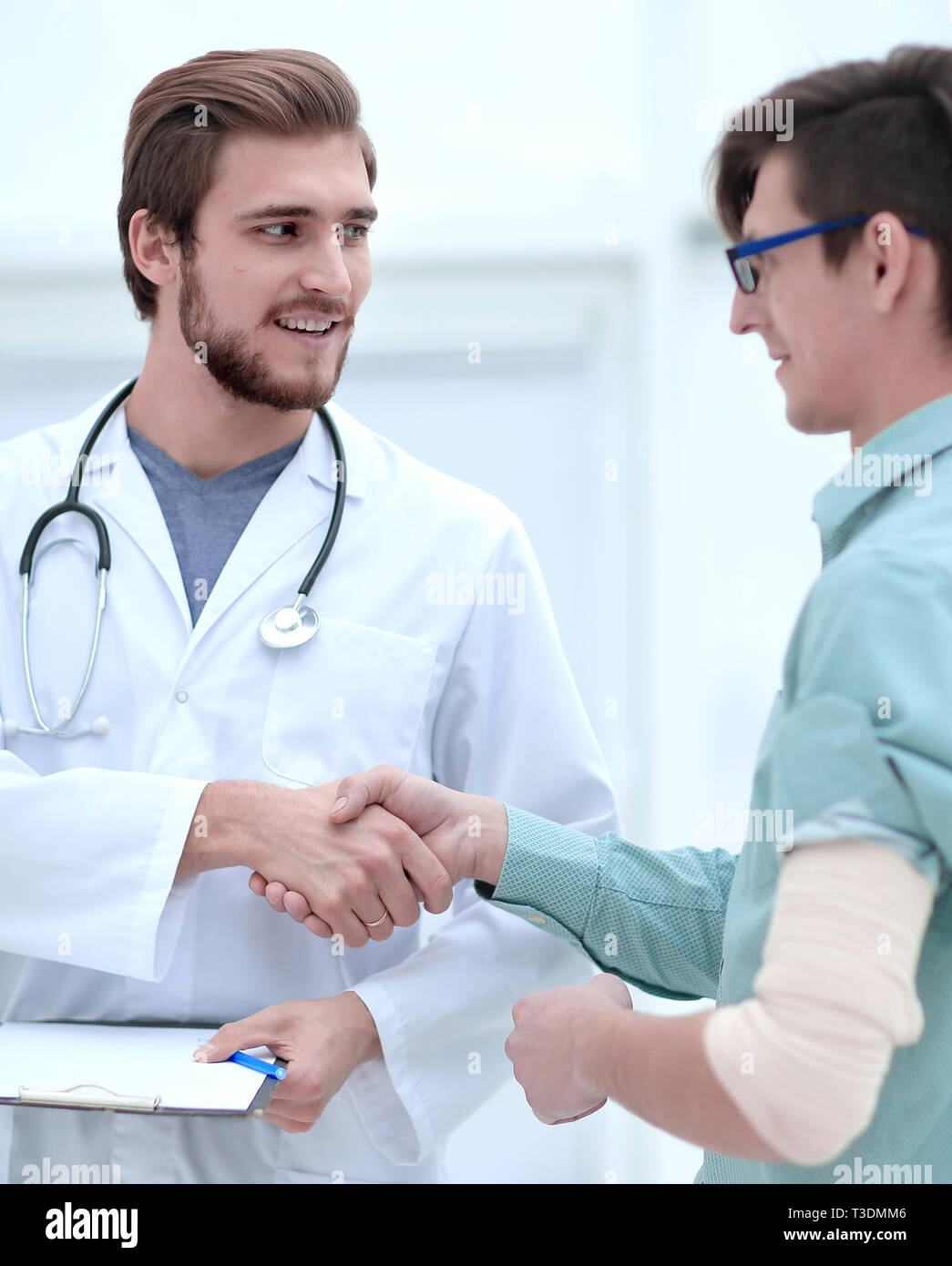 doctor congratulating the patient with recovery Stock Photo - Alamy