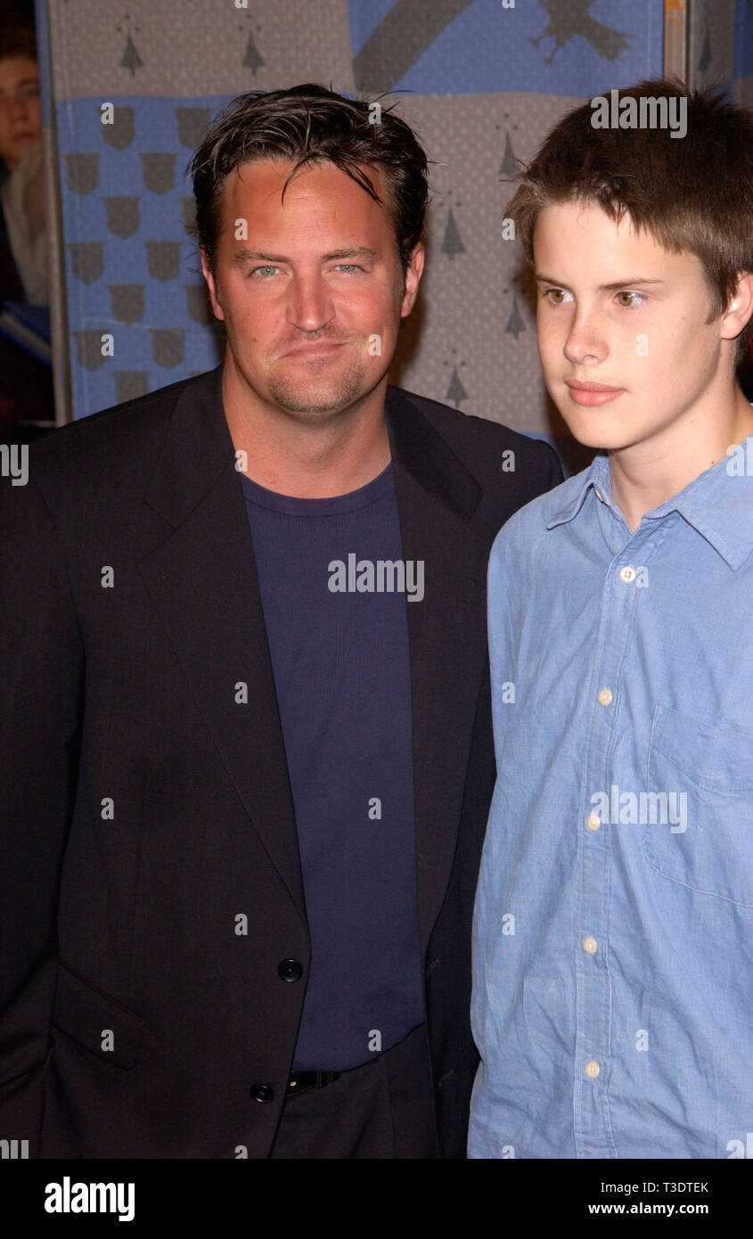 LOS ANGELES, CA. November 14, 2001: Actor MATTHEW PERRY (left ...