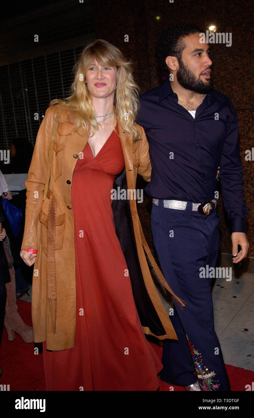 LOS ANGELES, CA. November 15, 2001: Actress LAURA DERN & boyfriend BEN ...