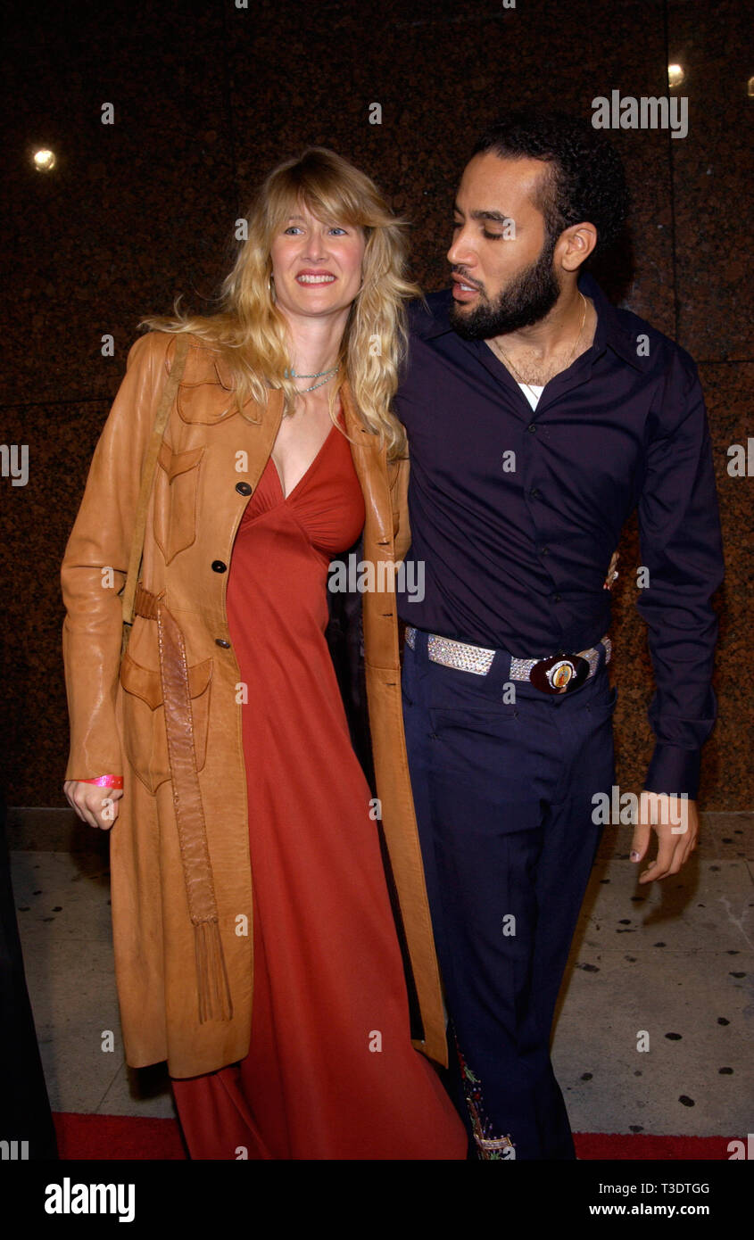 LOS ANGELES, CA. November 15, 2001: Actress LAURA DERN & boyfriend BEN ...
