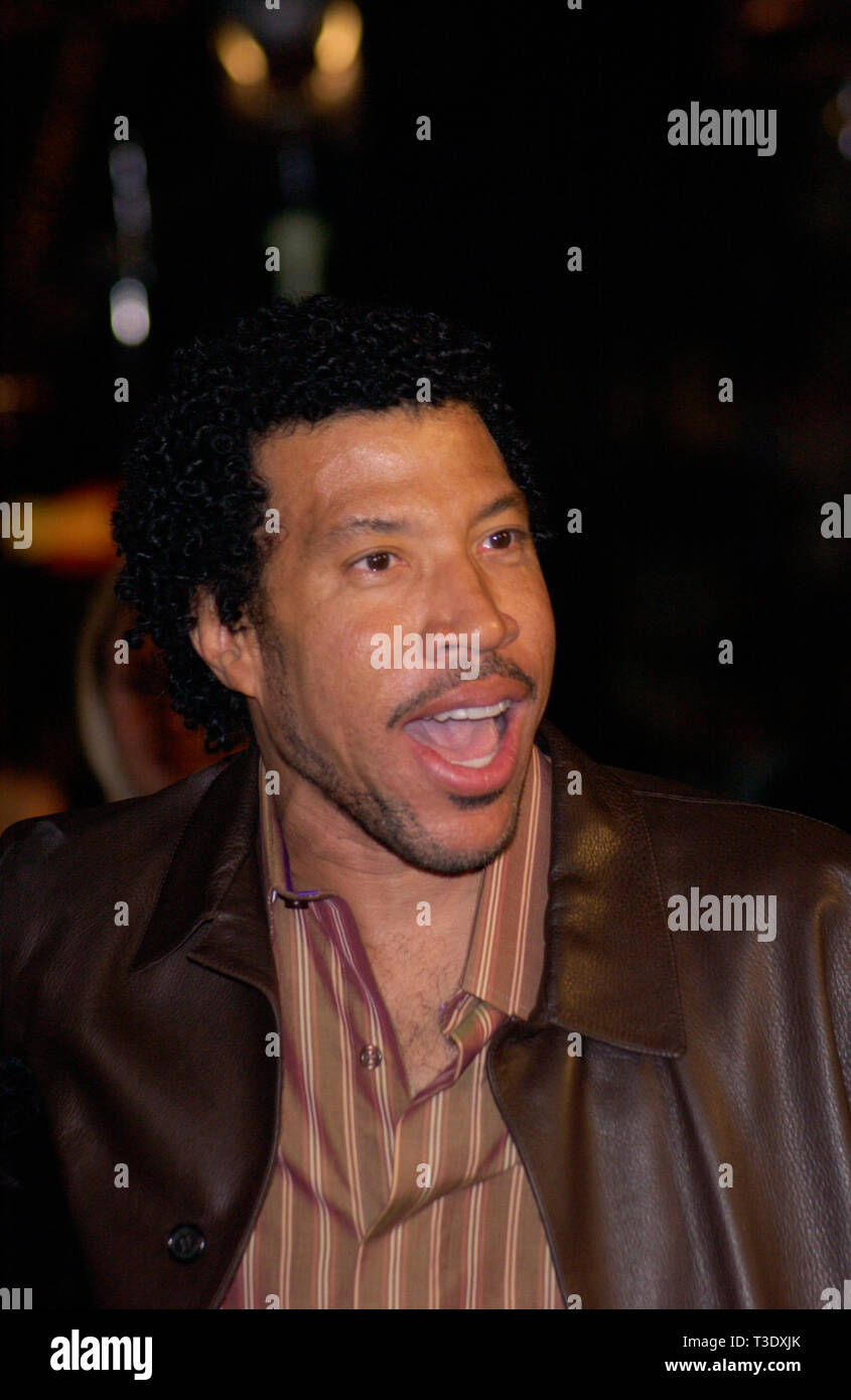 LOS ANGELES, CA. December 12, 2001: Singer LIONEL RITCHIE & wife DIANE ...