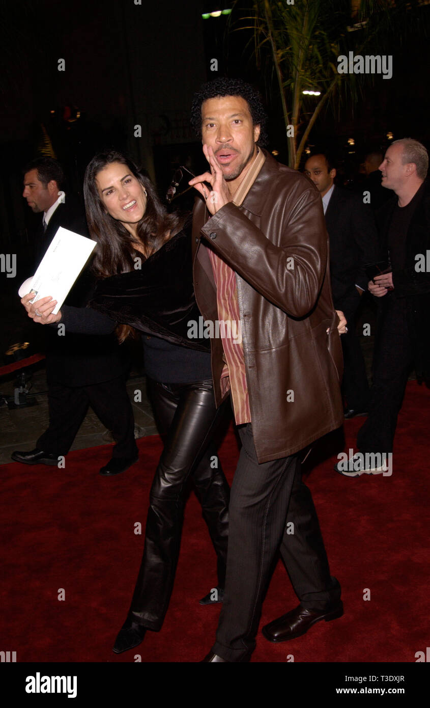LOS ANGELES, CA. December 12, 2001: Singer LIONEL RITCHIE & wife DIANE ...
