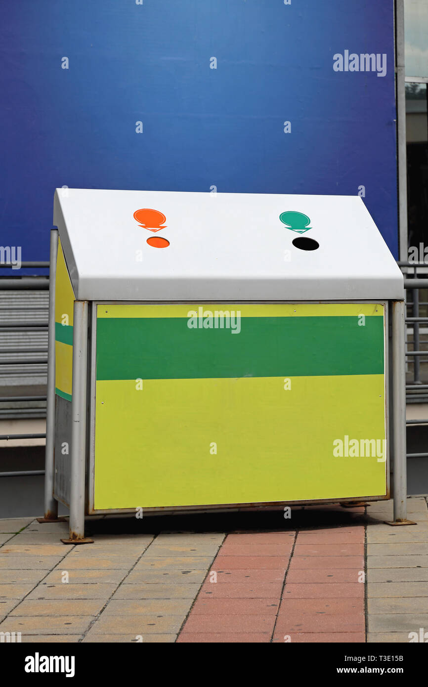 Recycling bin sorting collecting hi-res stock photography and images ...