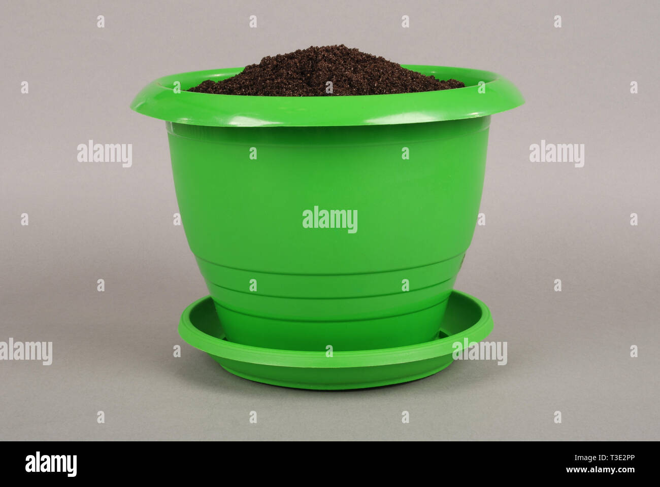 Stack of plastic plant pots hi-res stock photography and images - Alamy