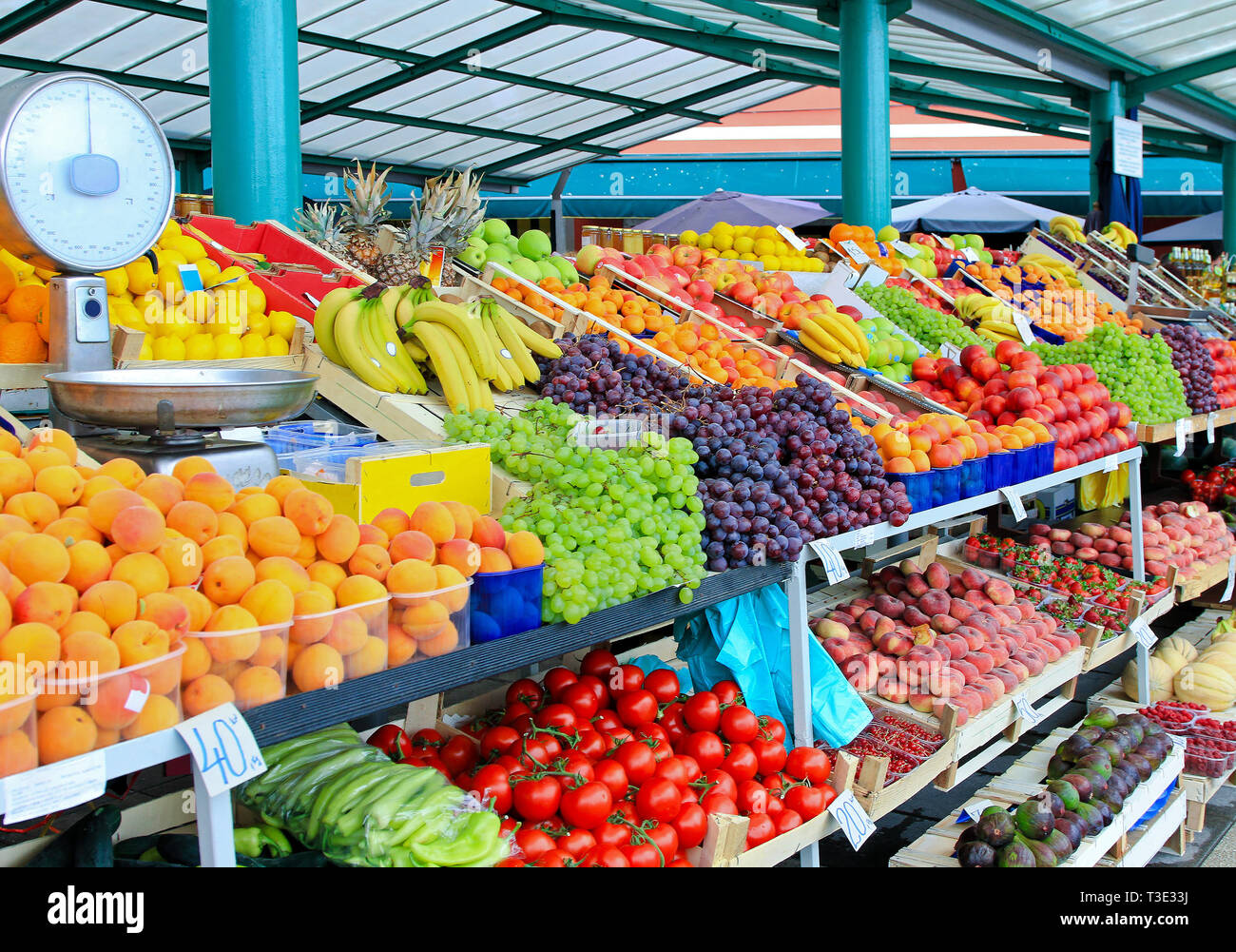 Fresh and organic fruits at farmers market Stock Photo - Alamy