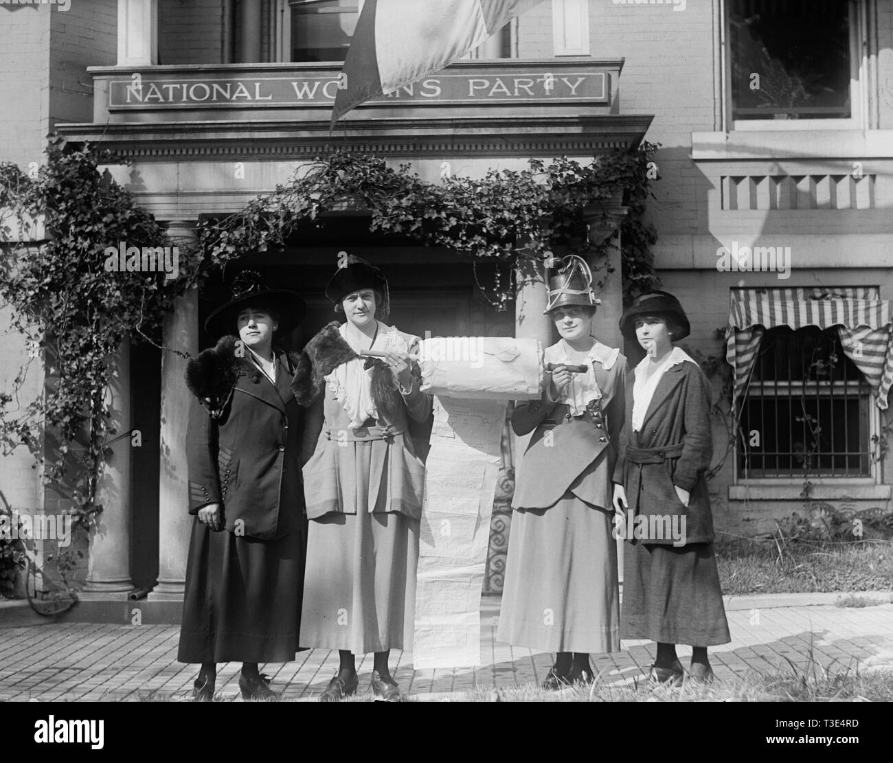 Women protesting early 1900s hi-res stock photography and images - Alamy
