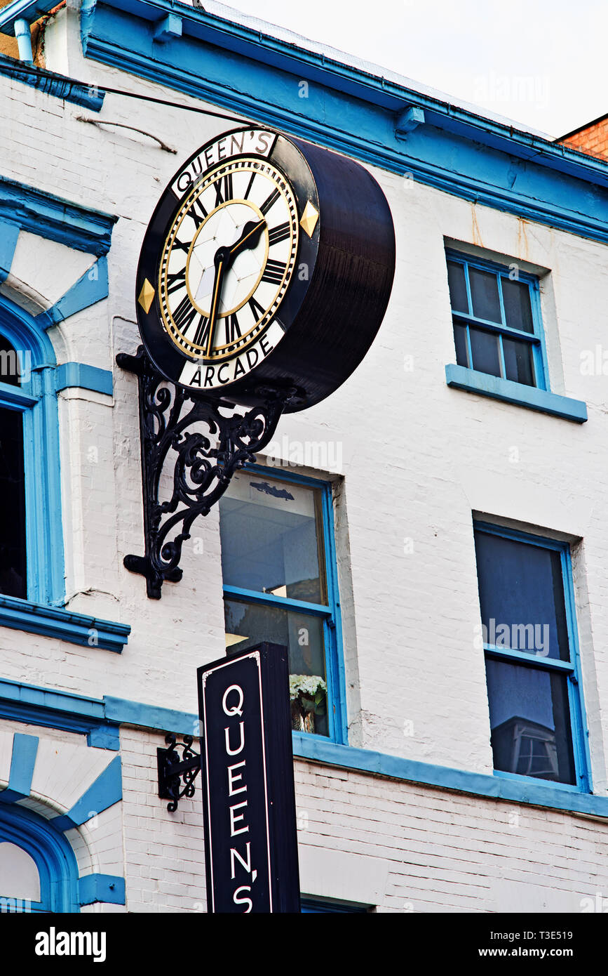 Queens court clock hi-res stock photography and images - Alamy