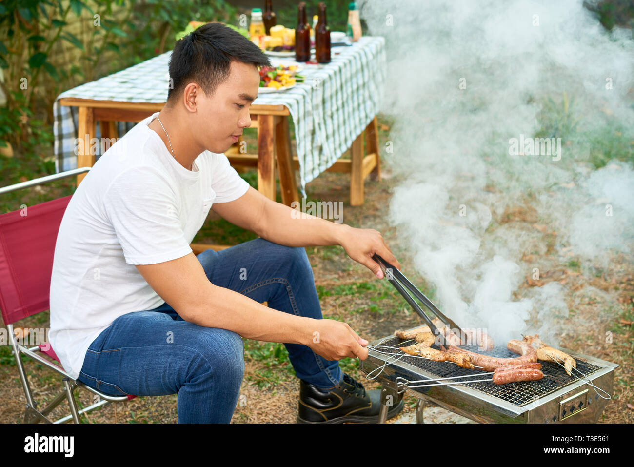 Grilling dinner hi-res stock photography and images - Alamy