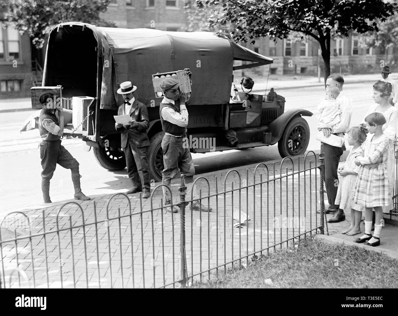 Early 1900s mail delivery hi-res stock photography and images - Alamy