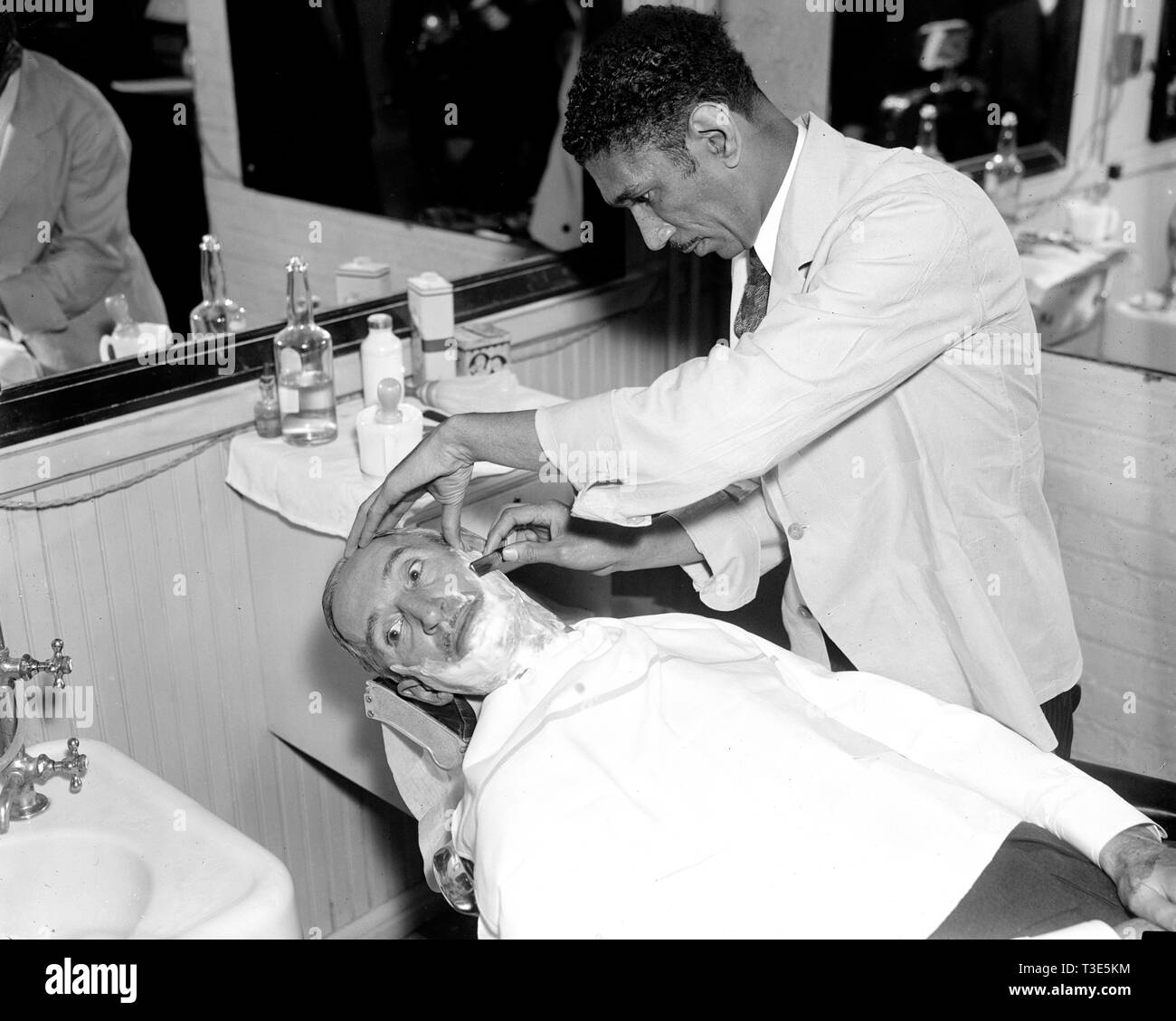 1930s barber shop hi-res stock photography and images - Alamy