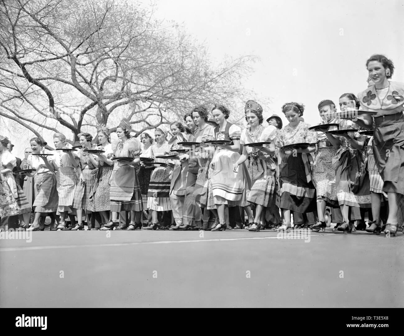 Waitresses 1900s waitress hi-res stock photography and images - Alamy