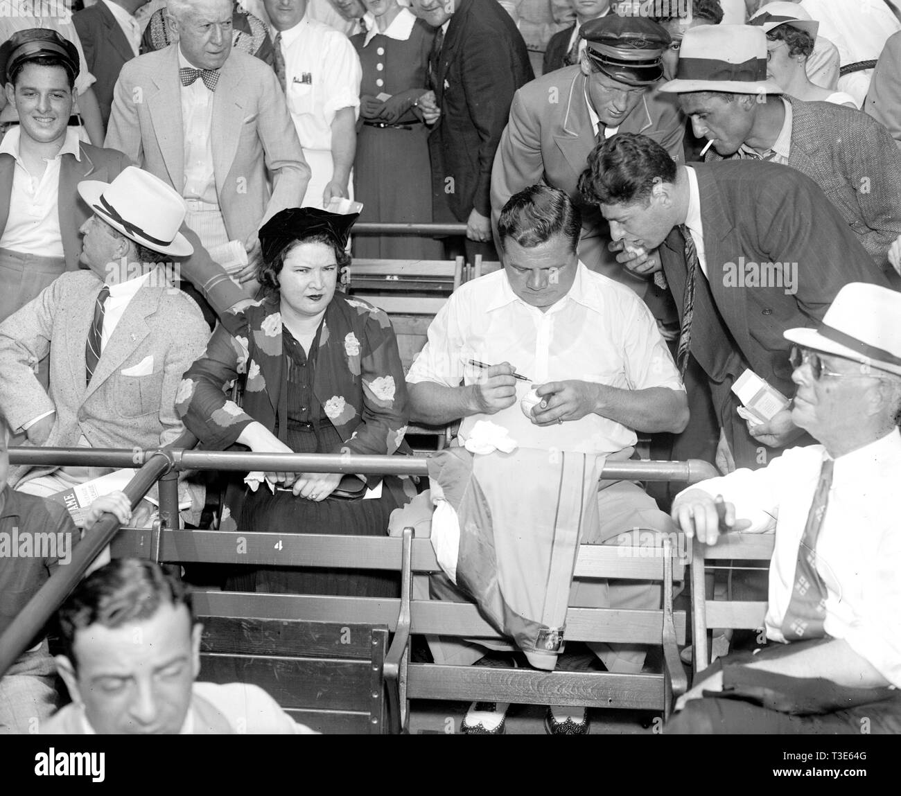 Babe ruth signing autograph hi-res stock photography and images - Alamy