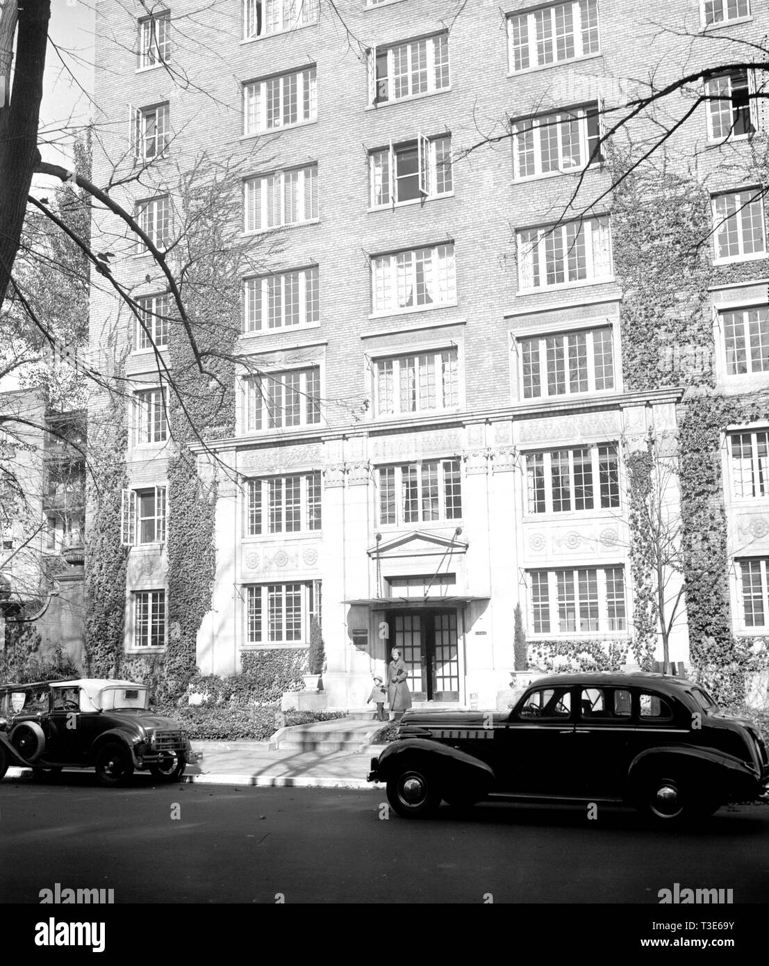 Early 1900s apartment building hi-res stock photography and images - Alamy