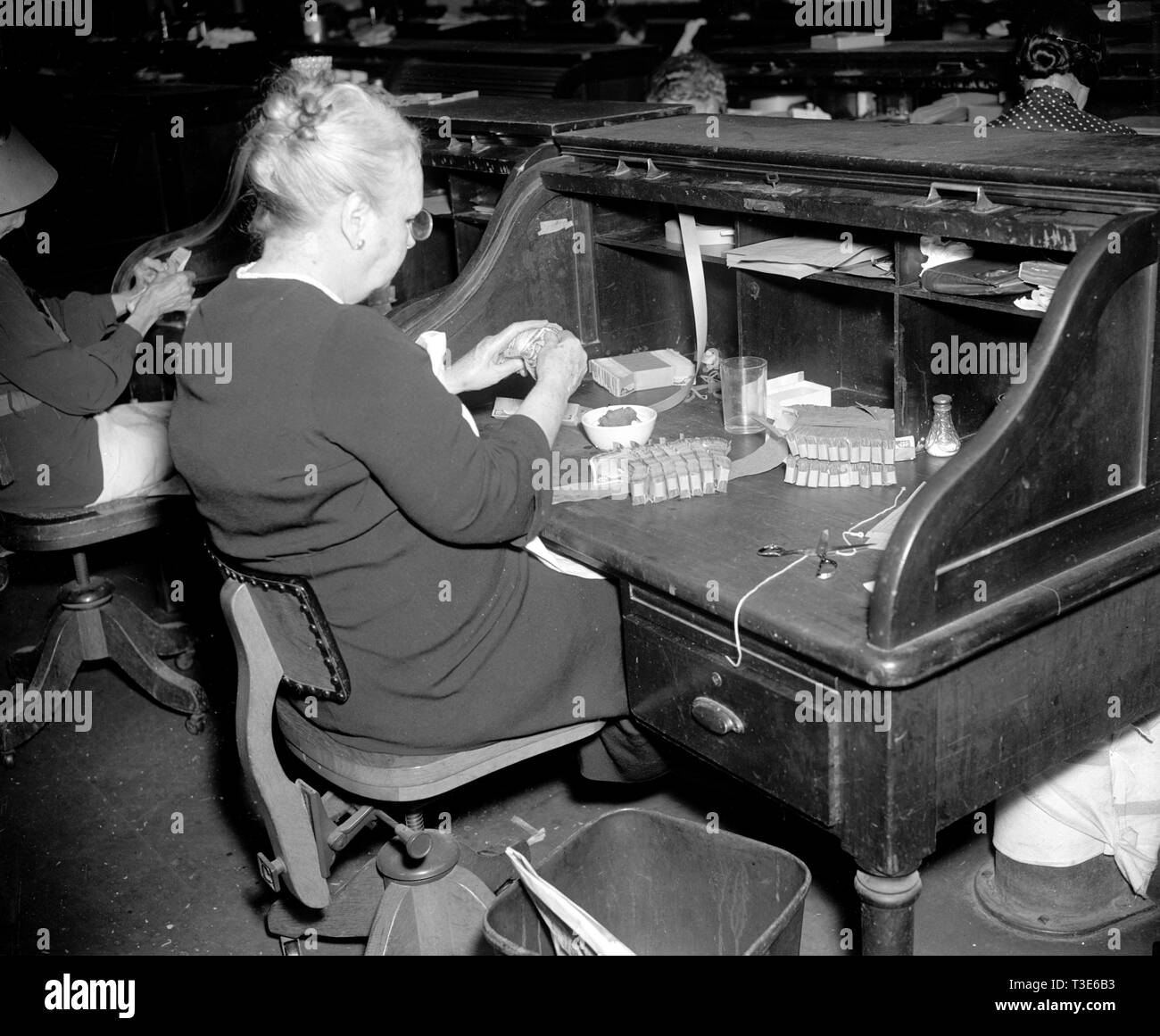 Archival counting money hi-res stock photography and images - Alamy